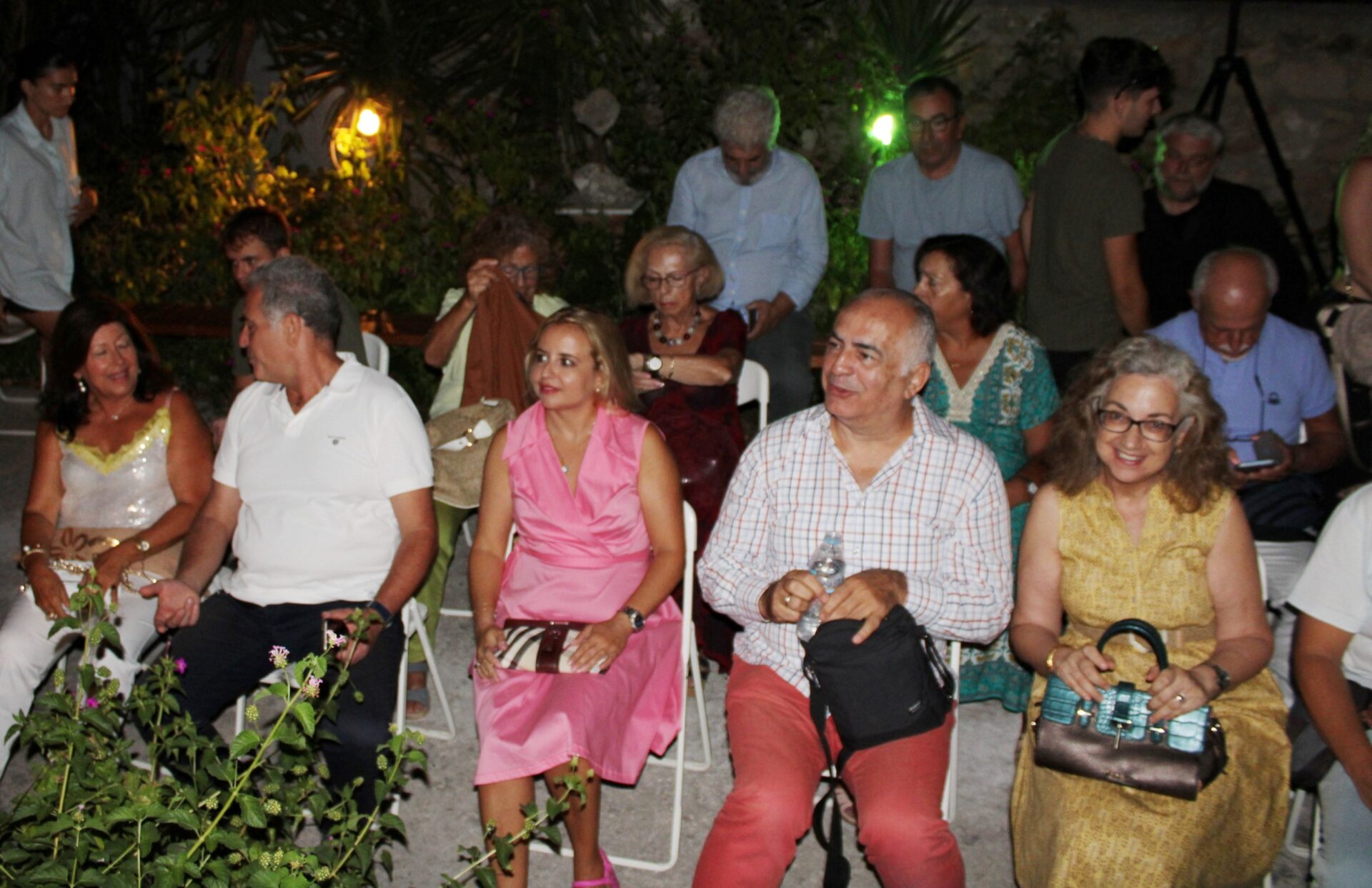 Εντυπωσιακή εικαστική έκθεση και υπερλαμπρή πανσέληνος στον κήπο της ...